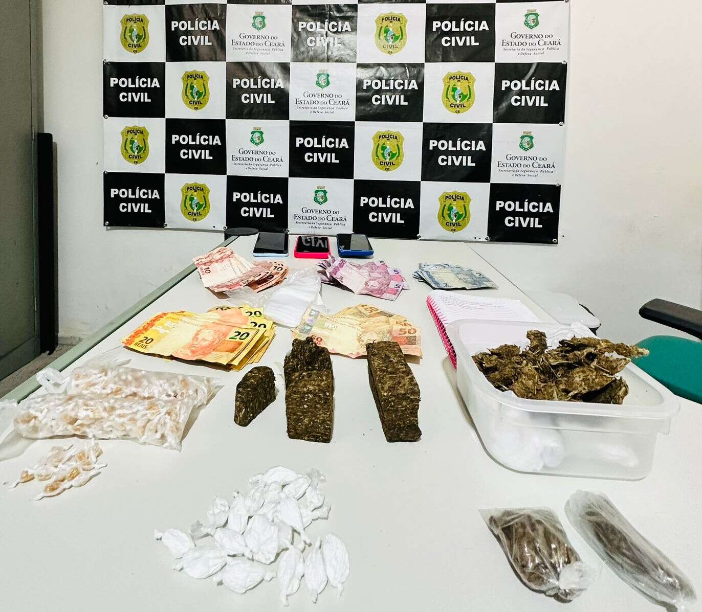 Casal Suspeito De Envolvimento Com O Tráfico De Drogas é Preso Em