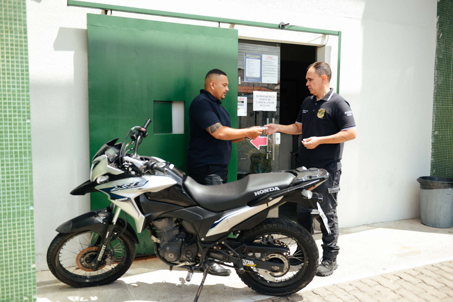 Motociclista de aplicativo recebe 1ª moto recuperada pelo Programa Moto ...